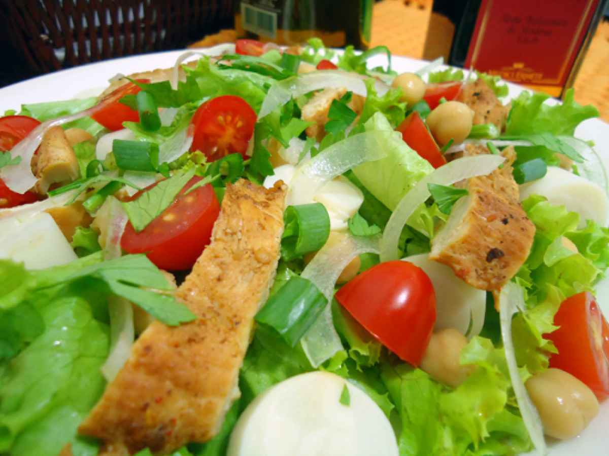 Salada mista com filé de peito de frango gelhado, Receita Petitchef