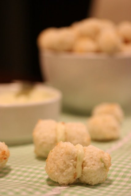 Bolinhas de coco com creme de limão - Receita Petitchef
