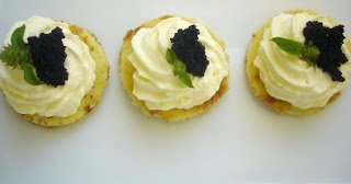 Receita de canapés de blinis com caviar simples e saborosos