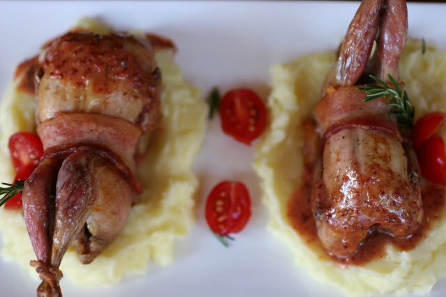 Codornas assadas com molho de mostarda de cassis e vinho branco ...