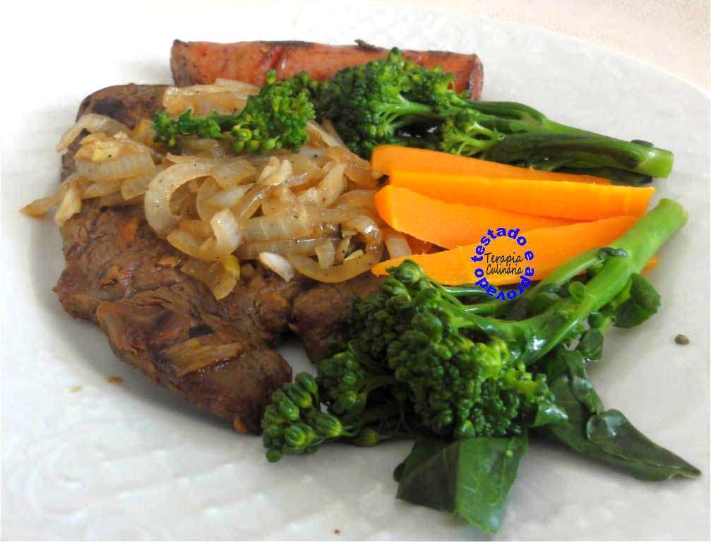 Receita de contra-filé acebolado com linguiça e legumes