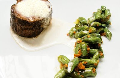 Filé mignon poilé com legumes salteados e molho aerado de parmesão e ...