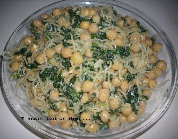 Receita de massa chinesa com grão e espinafres saudável