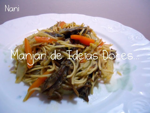 Receita de massa chinesa com vitelão e legumes