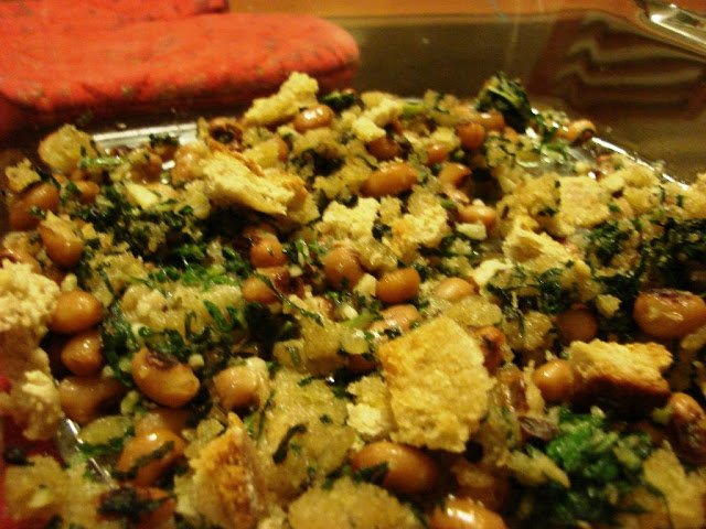 Receita de migas de broa com couve e feijão-frade