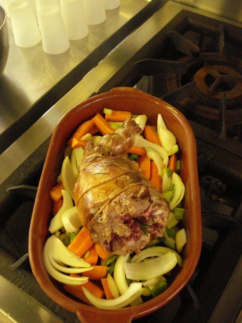 Receita de pernil de cordeiro assado com molho de hortelã