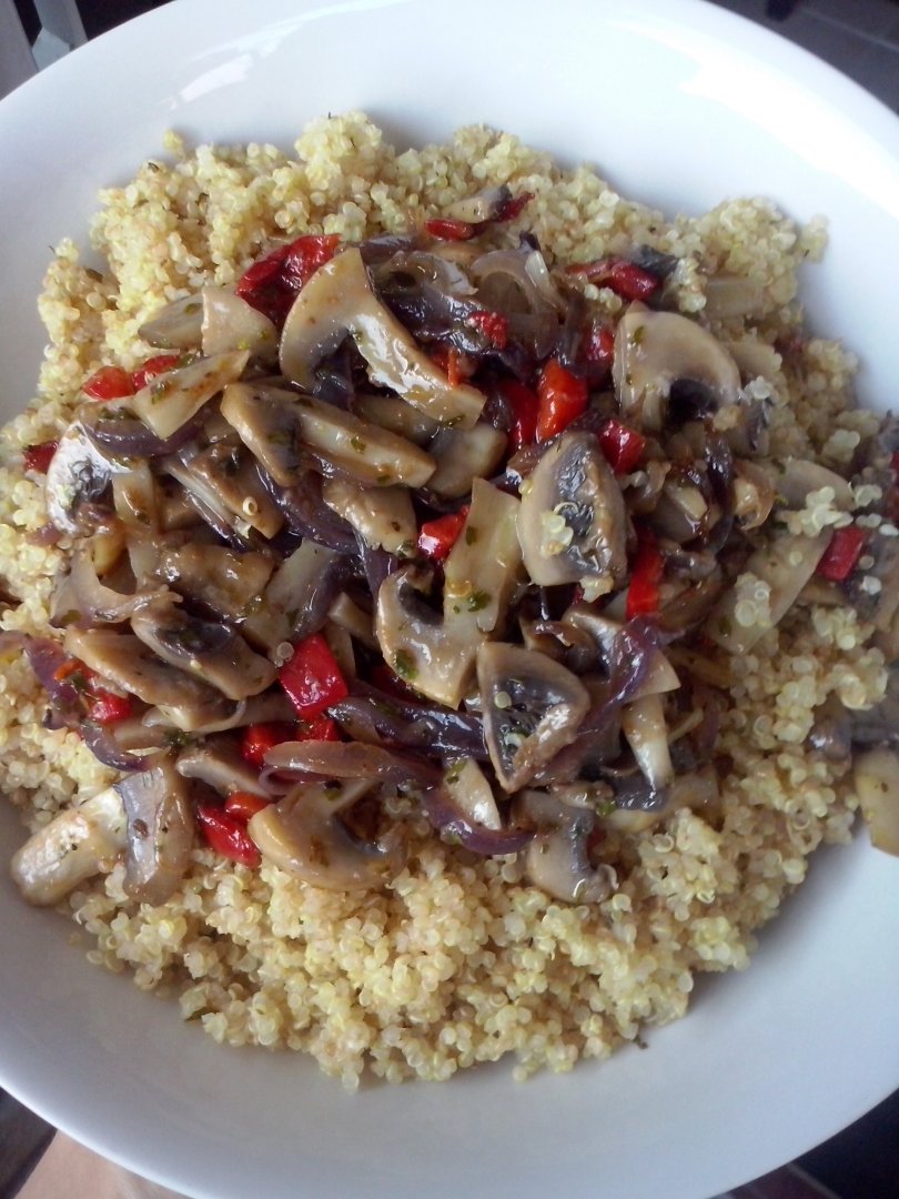Receita de quinoa com cogumelos e pimento