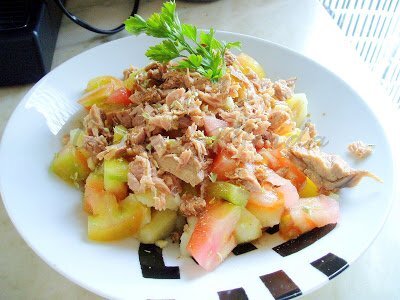 Receita simples de salada de batata e atum saudável