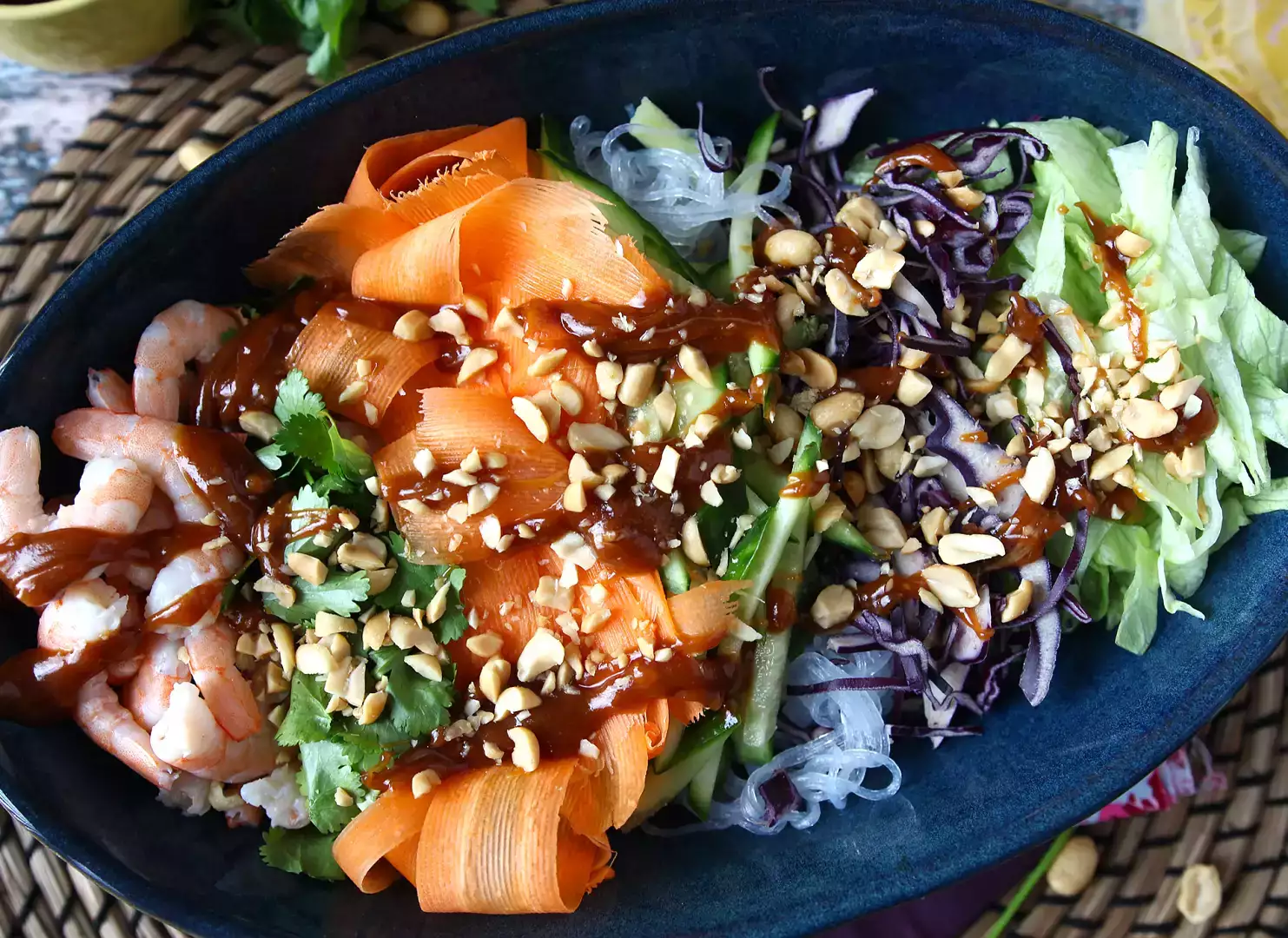 Salada de bifum (macarrão de arroz) com camarão e molho de amendoim ...
