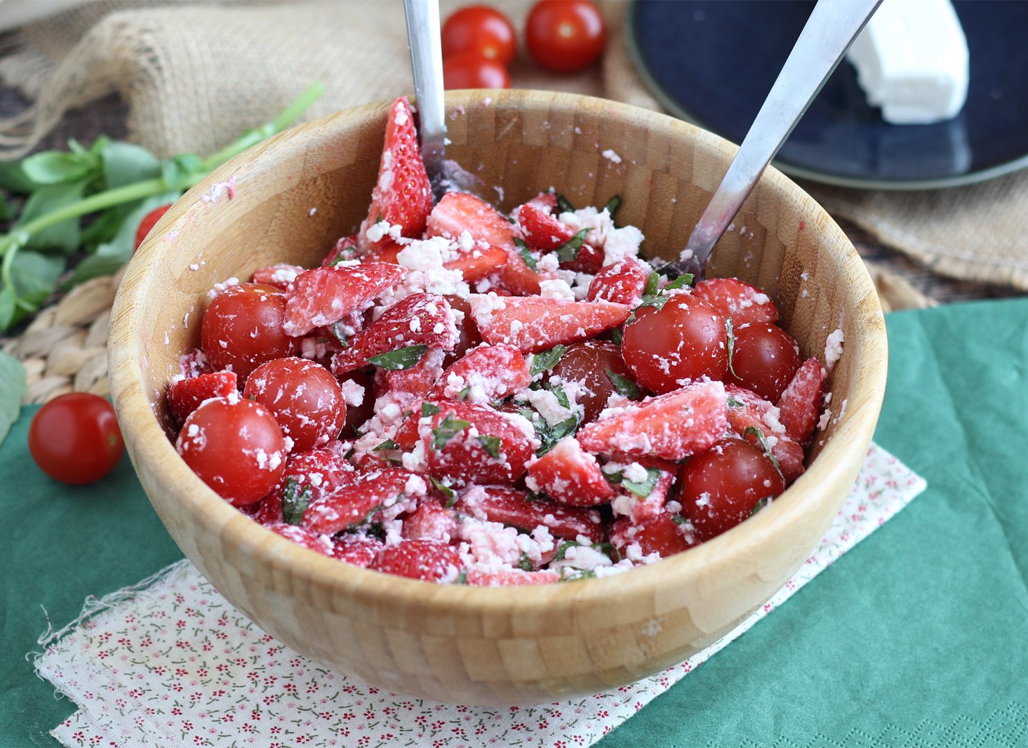 Salada de morango, tomate, queijo feta e manjericão - Receita Petitchef