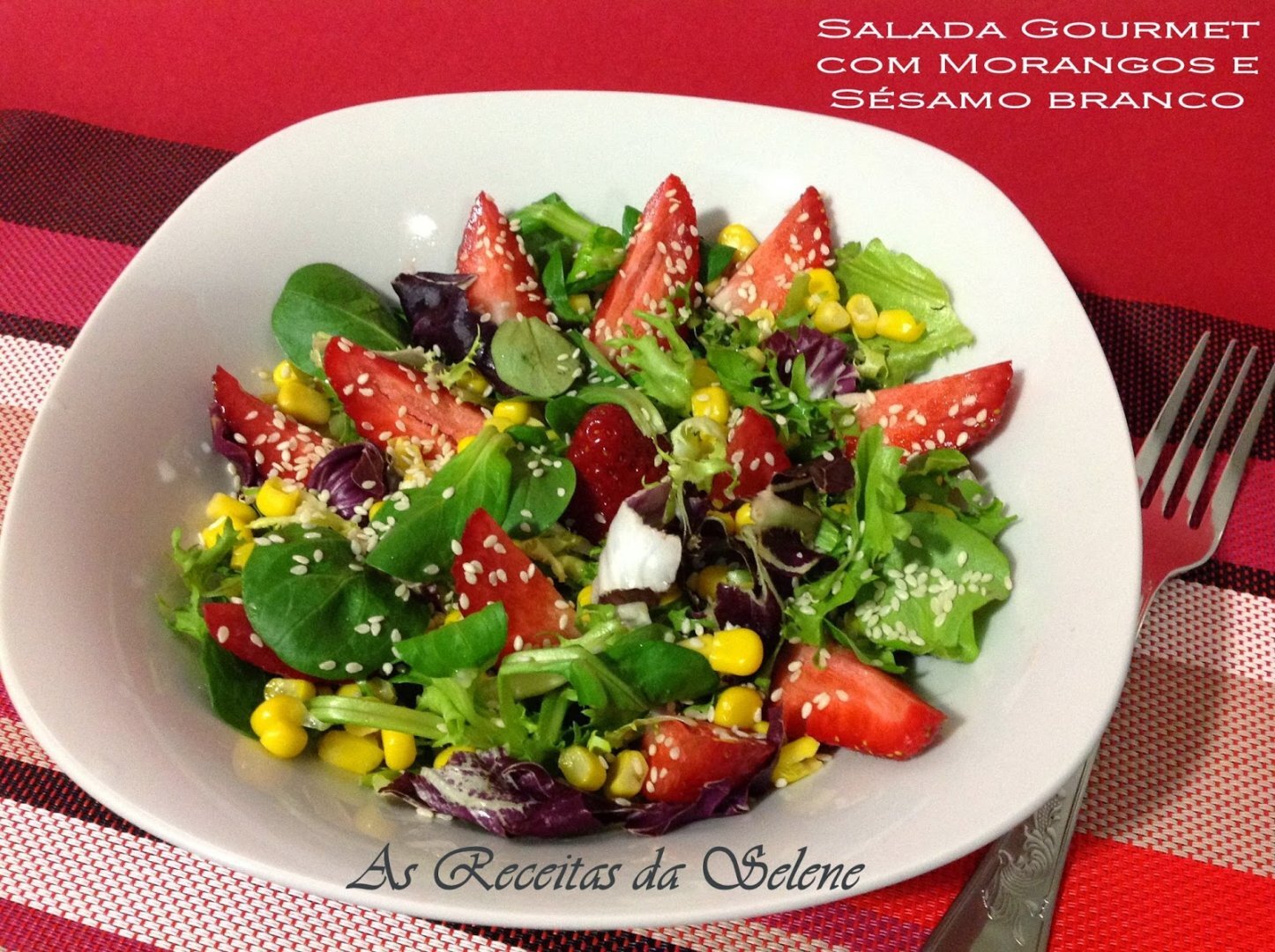 Salada gourmet com morangos e sementes de sésamo branco - Receita Petitchef