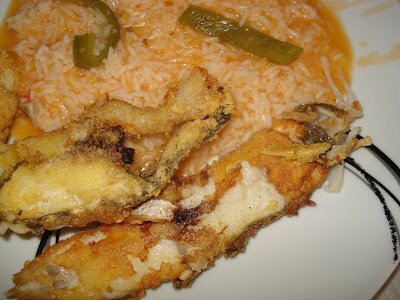 Receita de solha frita com arroz de tomate e pimento