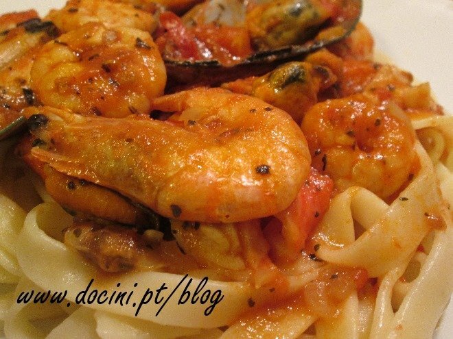 Tagliatelle com tomatada de marisco