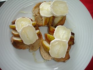 Receita de torradinhas com queijo chevre e pera caramelizada