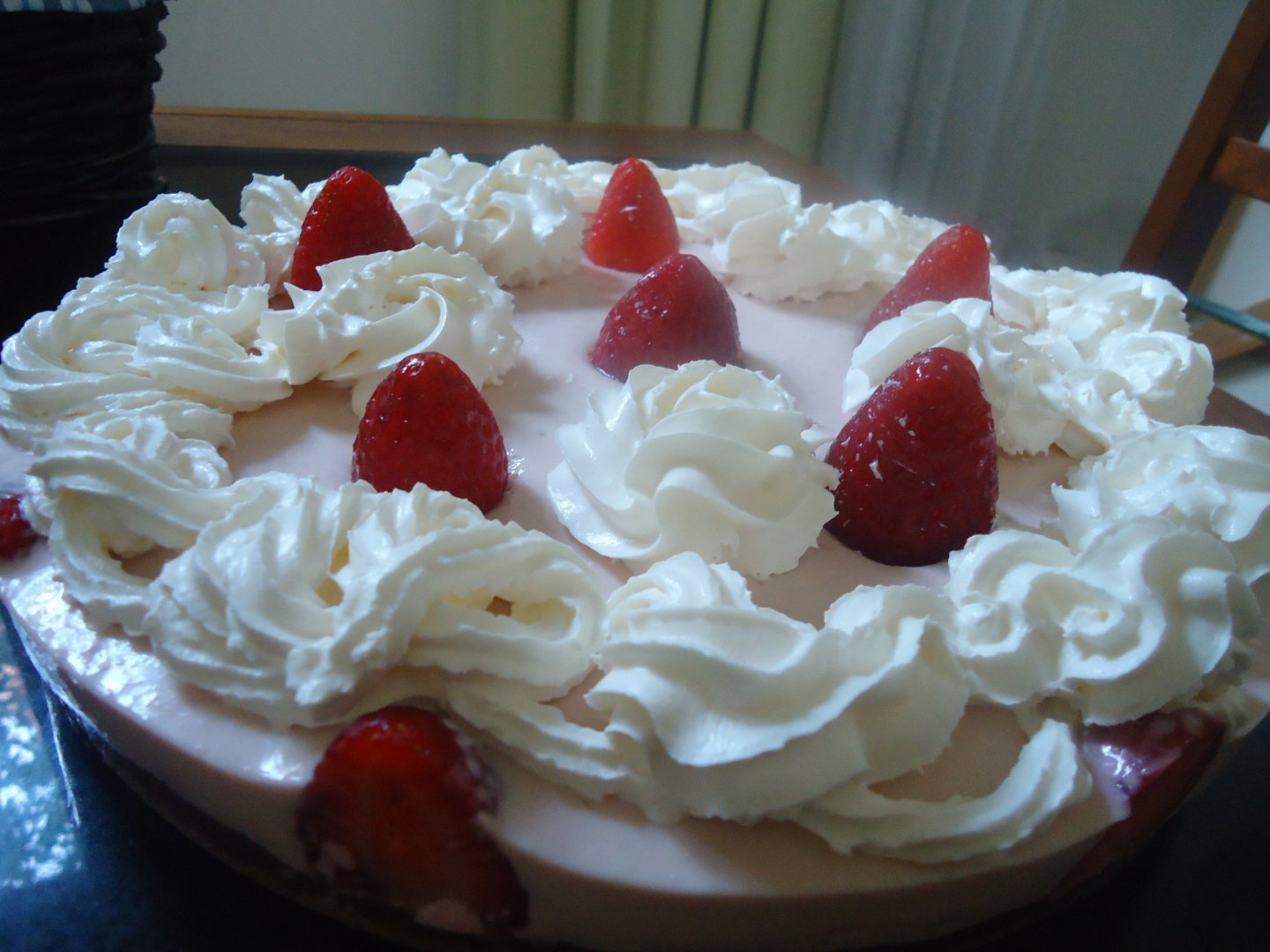 Receita de torta cheesecake de morango com chantily