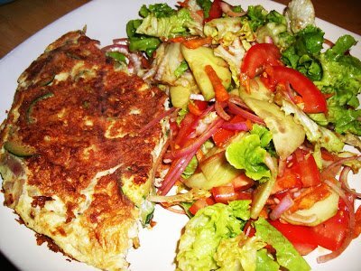 Receita de tortilla espanhola de courgete com salada rústica